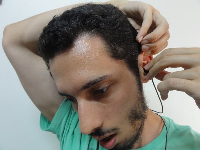 Fones caindo do ouvido? Como posicionar de forma correta