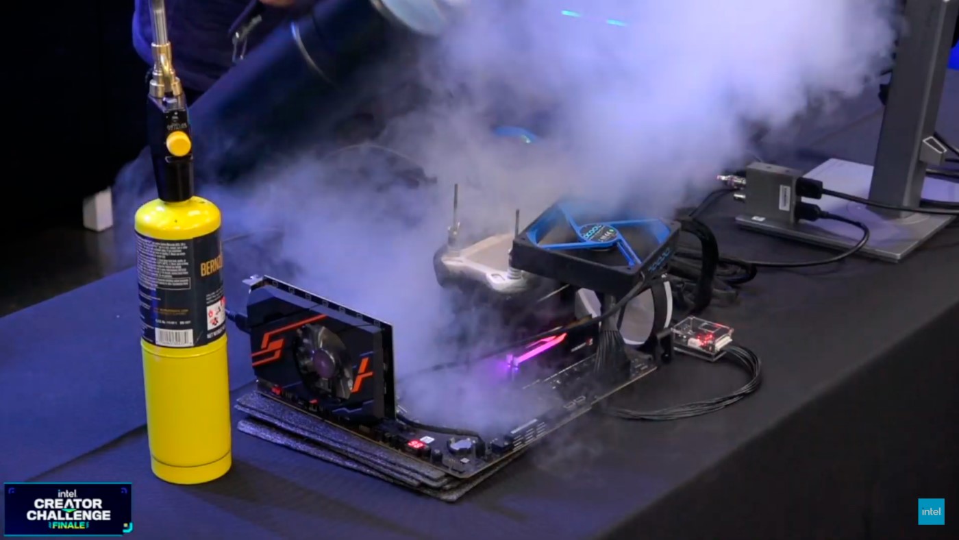 Intel Core i9-13900K atinge 8,2 GHz em overclock e bate recorde do AMD ...