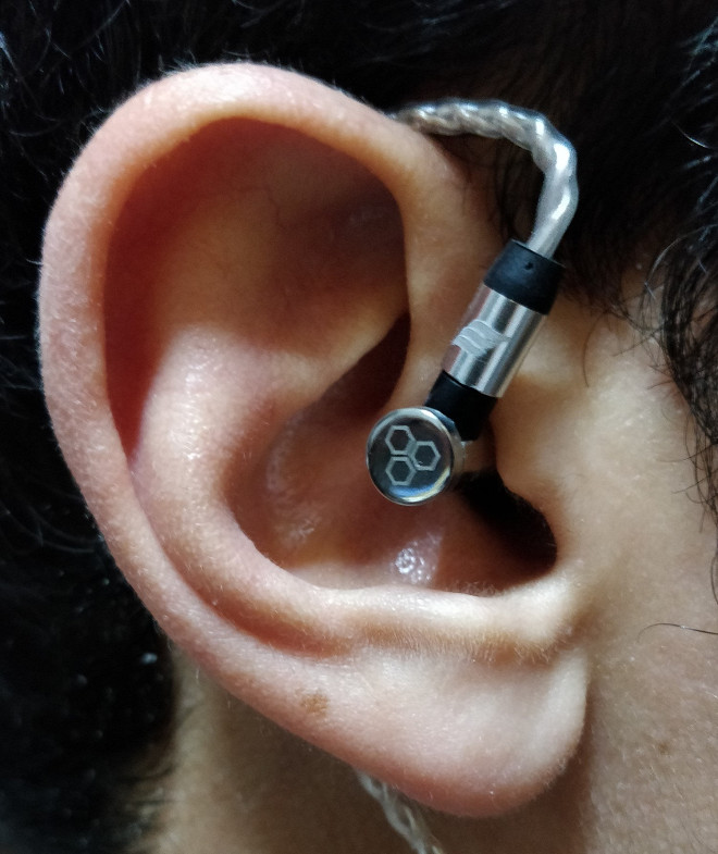 Cabo de fones de ouvido por cima ou por baixo? Qual é a melhor opção e ...